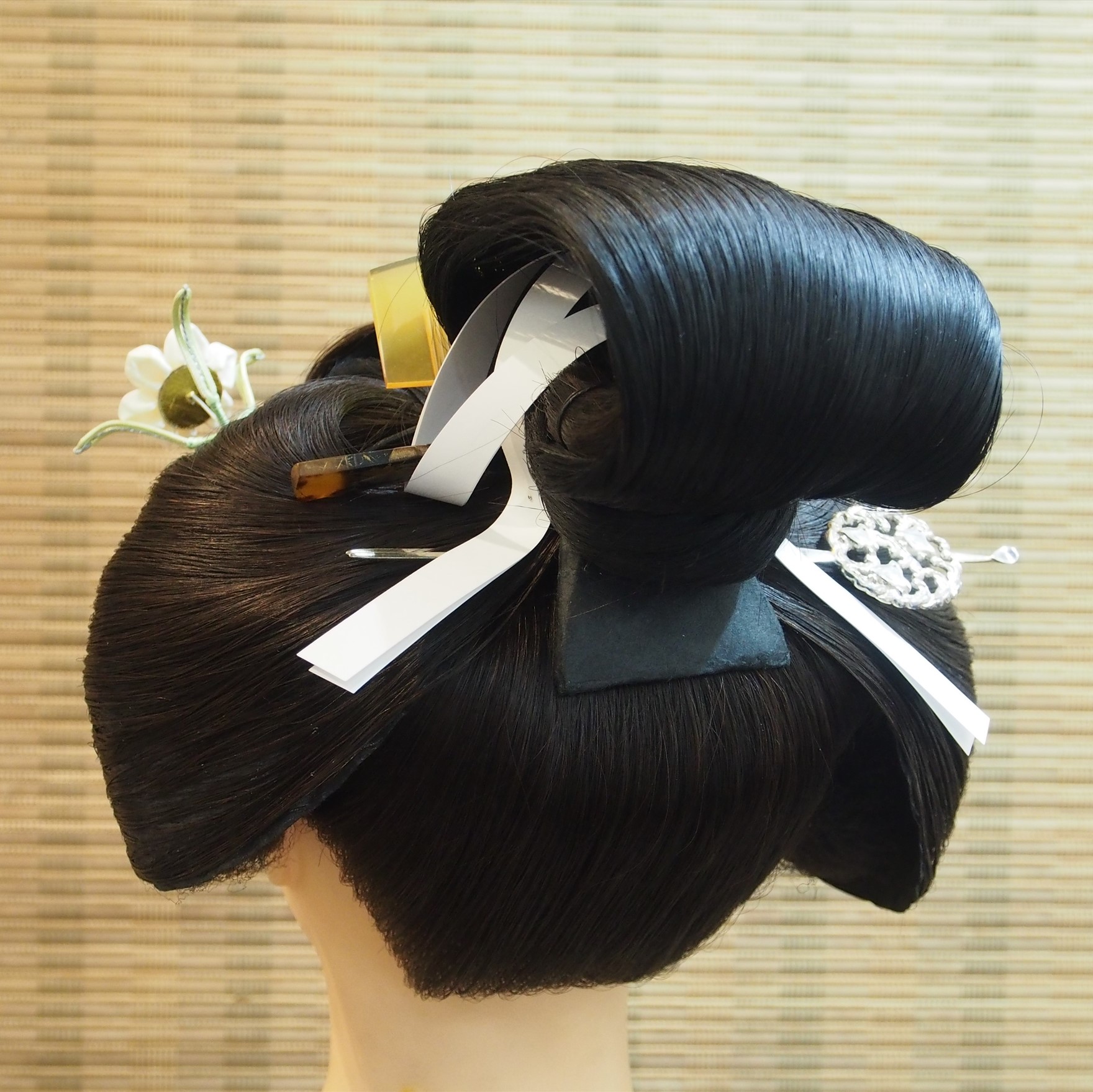 日本髪・着付け｜地毛で結い上げる伝統美の日本髪 , 上級着付師による着付けのお支度をしています｜ ヘアーサロン千鳥