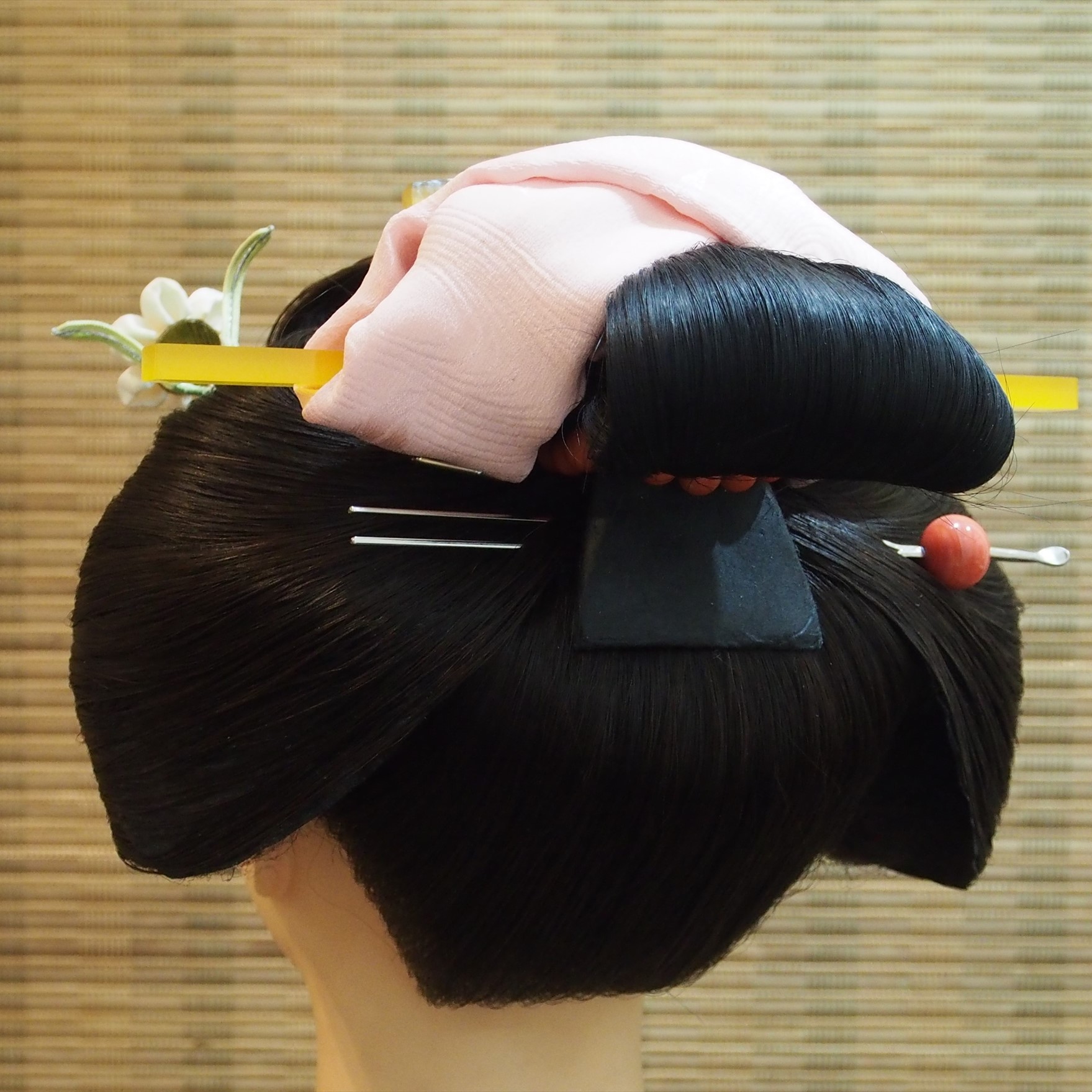 日本髪・着付け｜地毛で結い上げる伝統美の日本髪 , 上級着付師による着付けのお支度をしています｜ ヘアーサロン千鳥